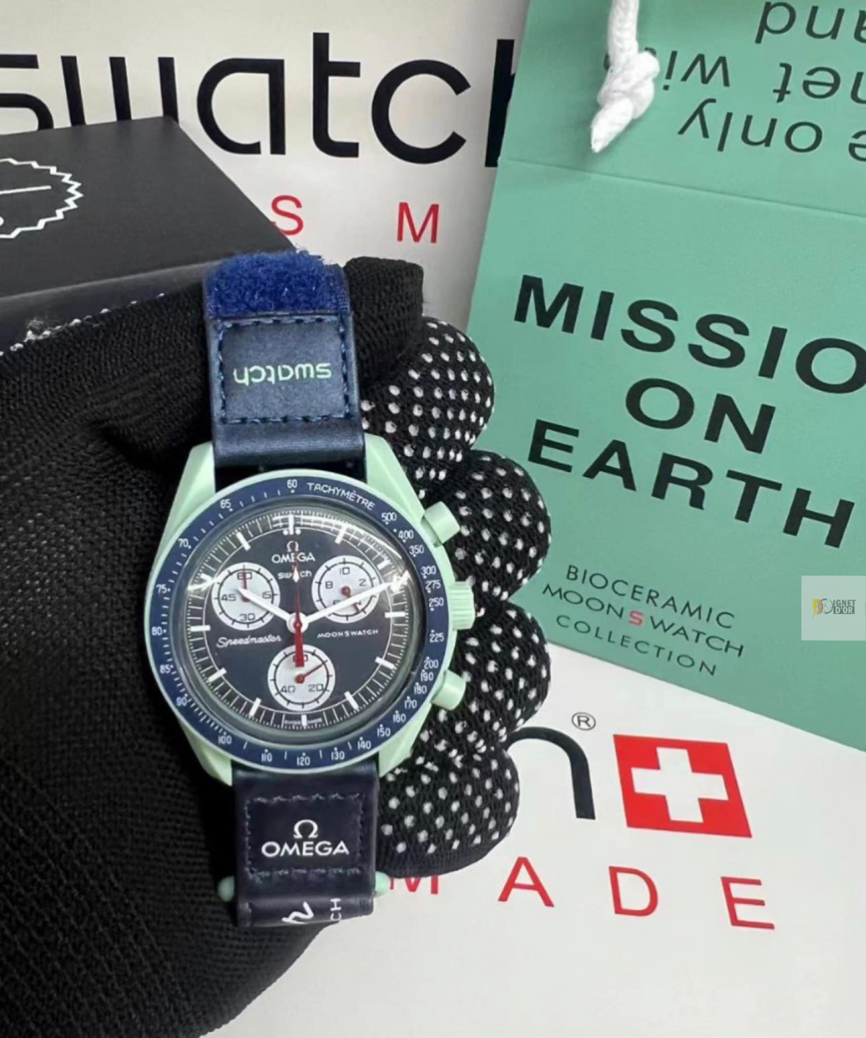 Swatch x Omega Bioceramic Moonswatch Mission to Earth – Poignet d'or