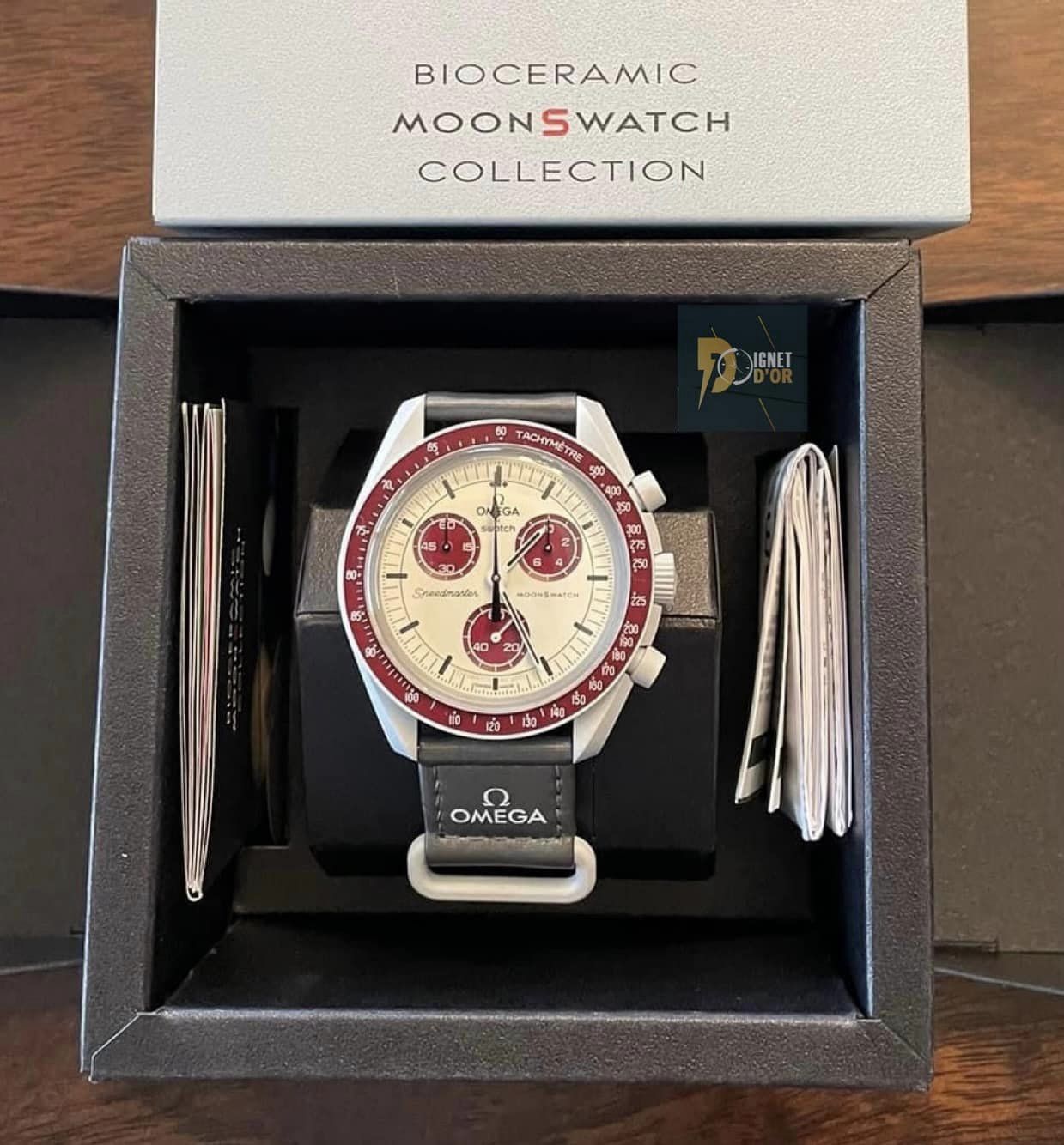 Swatch x Omega Bioceramic Moonswatch Mission to Pluto – Poignet d'or